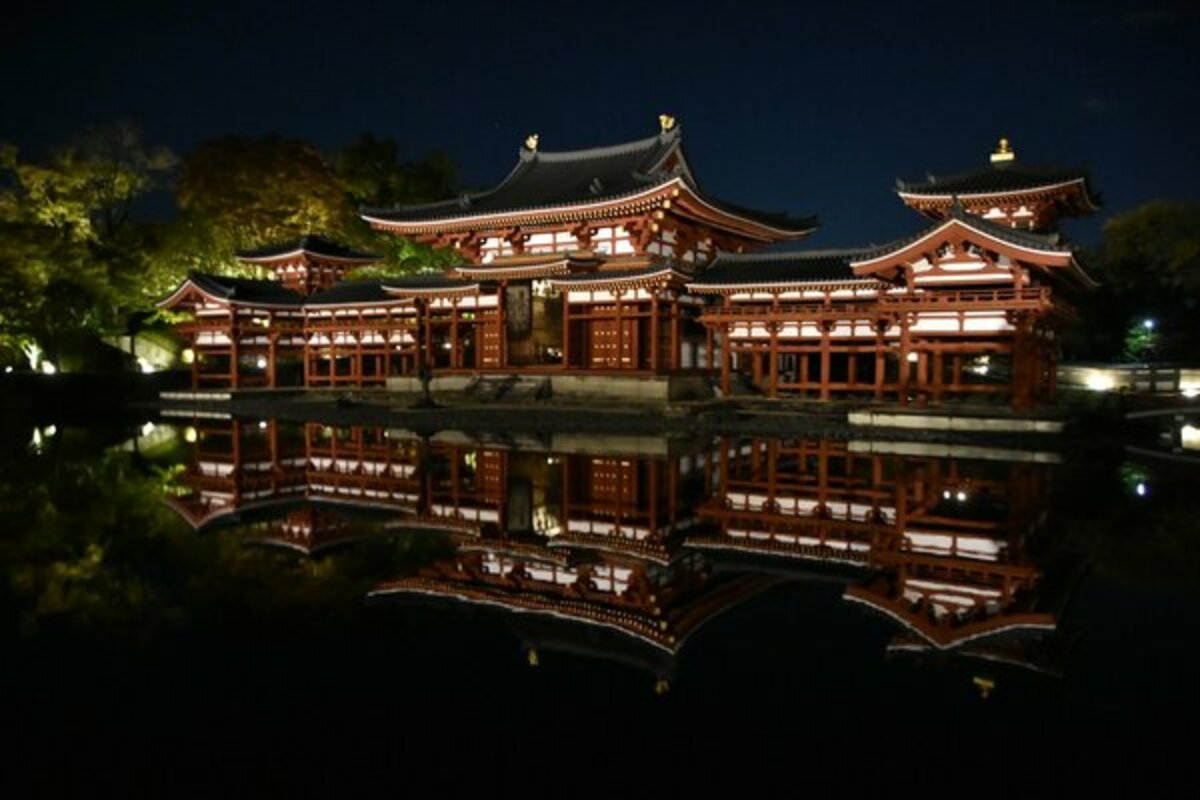 Light-up begins at byodo-in temple in uji, kyoto. phoenix hall emerging ...