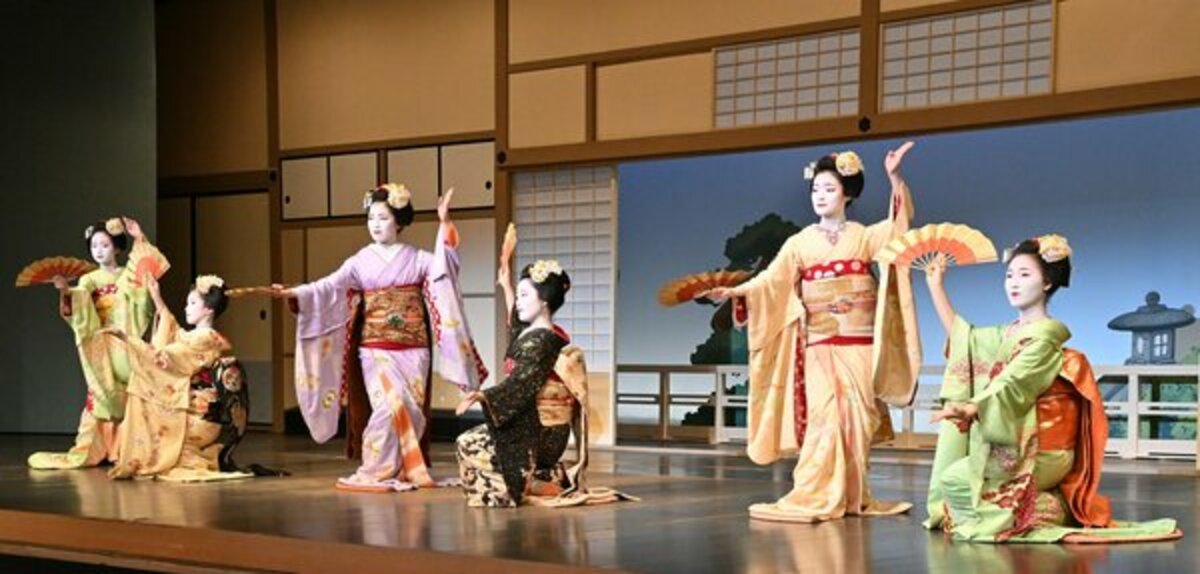 The autumn performance "suimeikai" in kyoto's pontocho opens on october ...