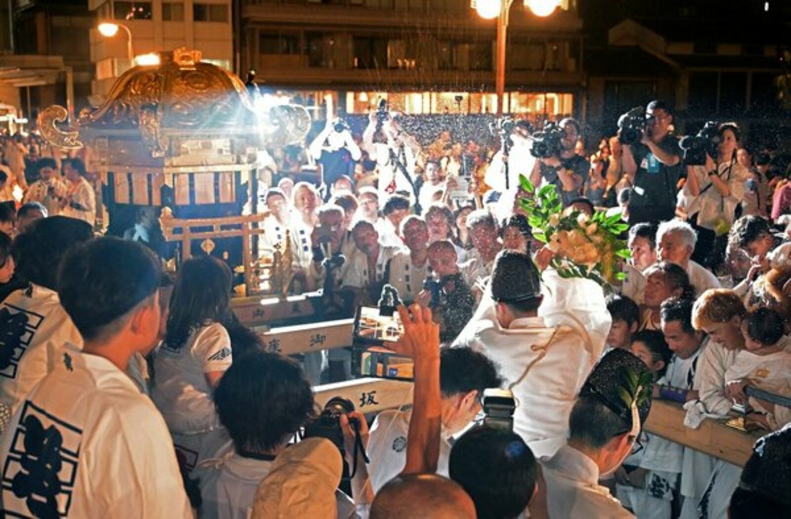 Kyoto's gion festival ``mikoshi washing'' returns for the first time in ...