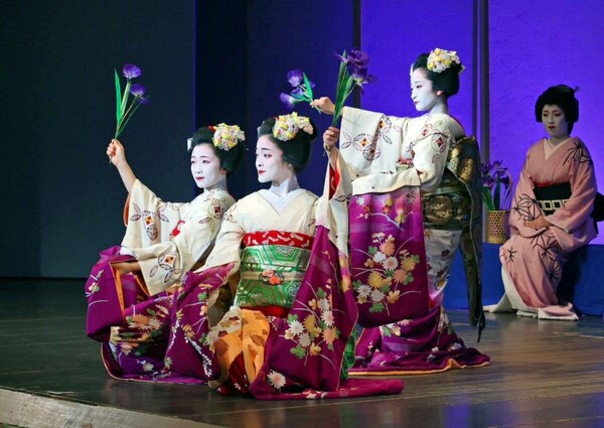 The suimei-kai dance performance in pontocho, kyoto's entertainment ...
