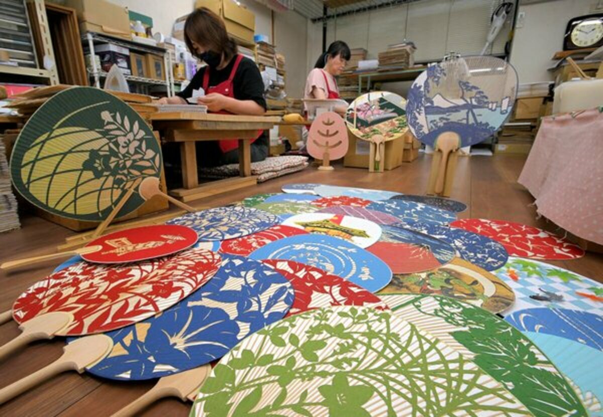 The production of kyoto's traditional craft "kyoto uchiwa" is at its ...