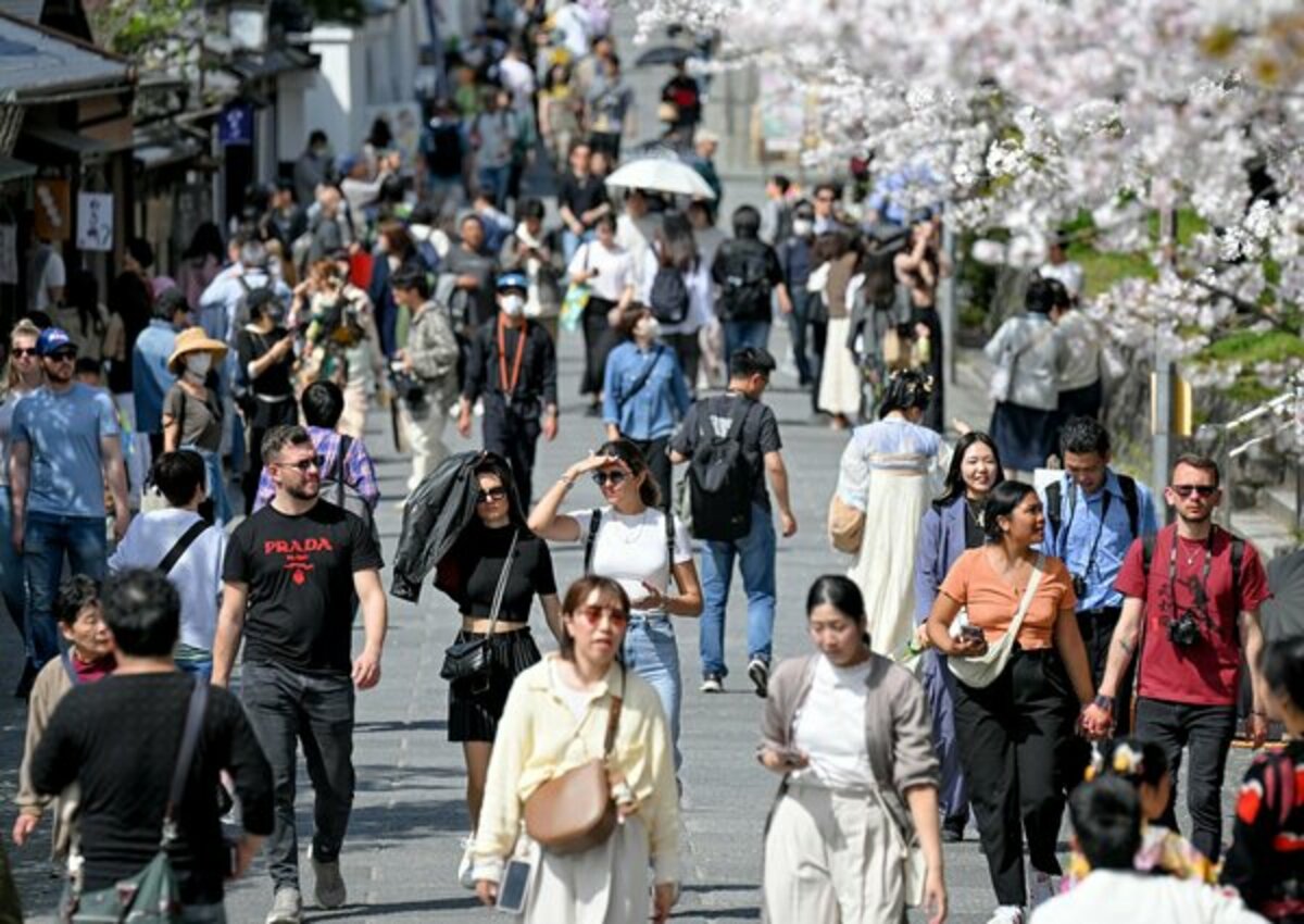 The first "summer day" of the year in kyoto and shiga. a famous cherry ...