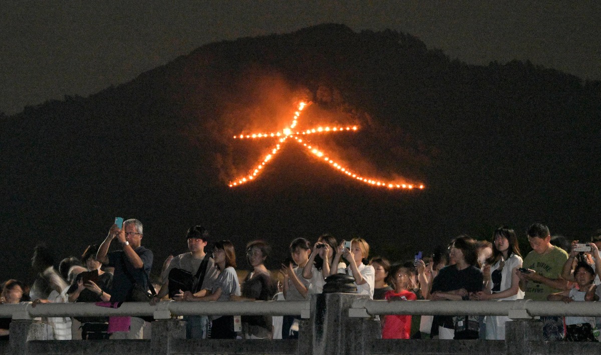 "gozan no okuribi" in kyoto city "daimonji" floating in the night sky ...