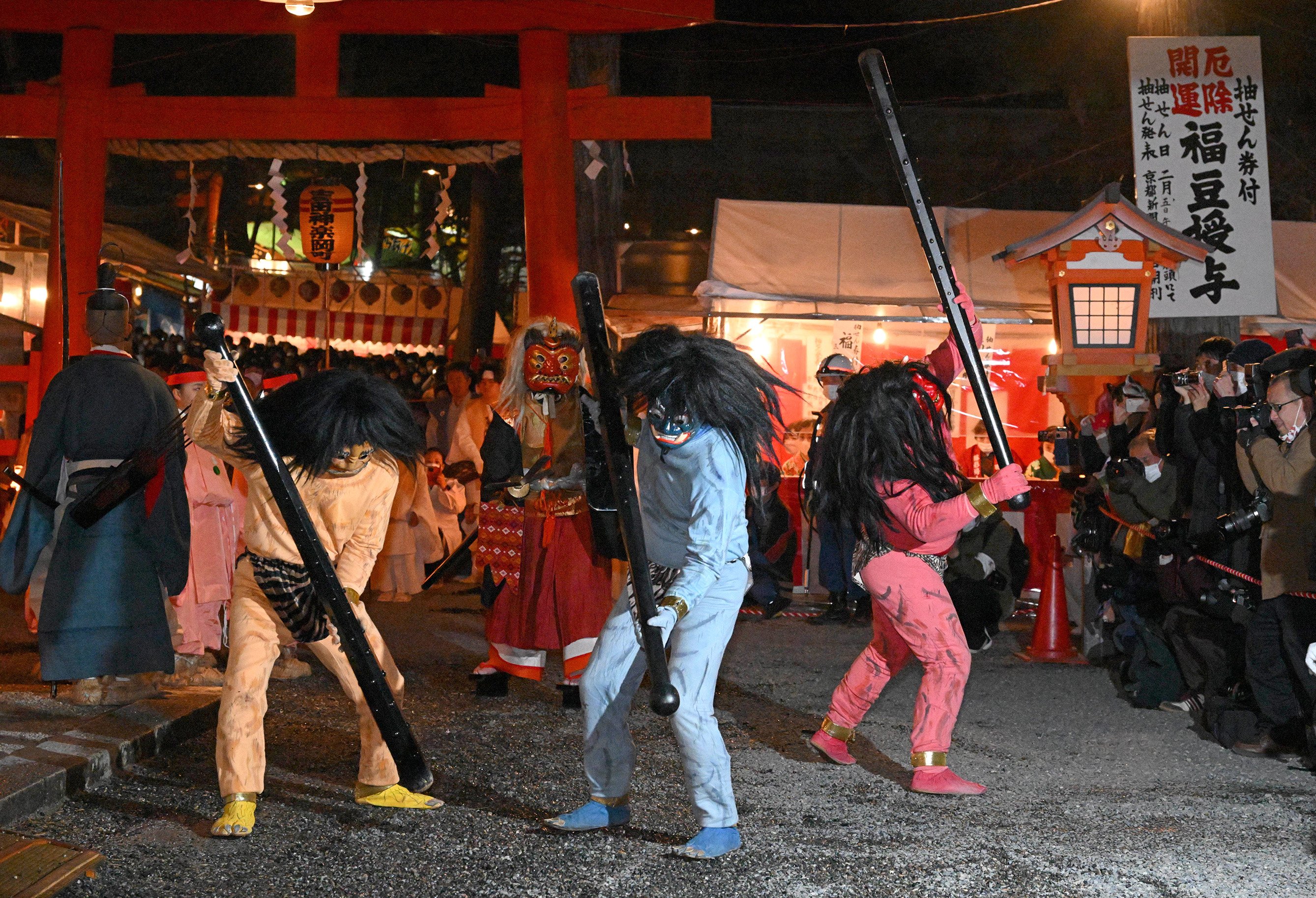 Shooting arrows to ward off three different-colored demons : "tsuina ...