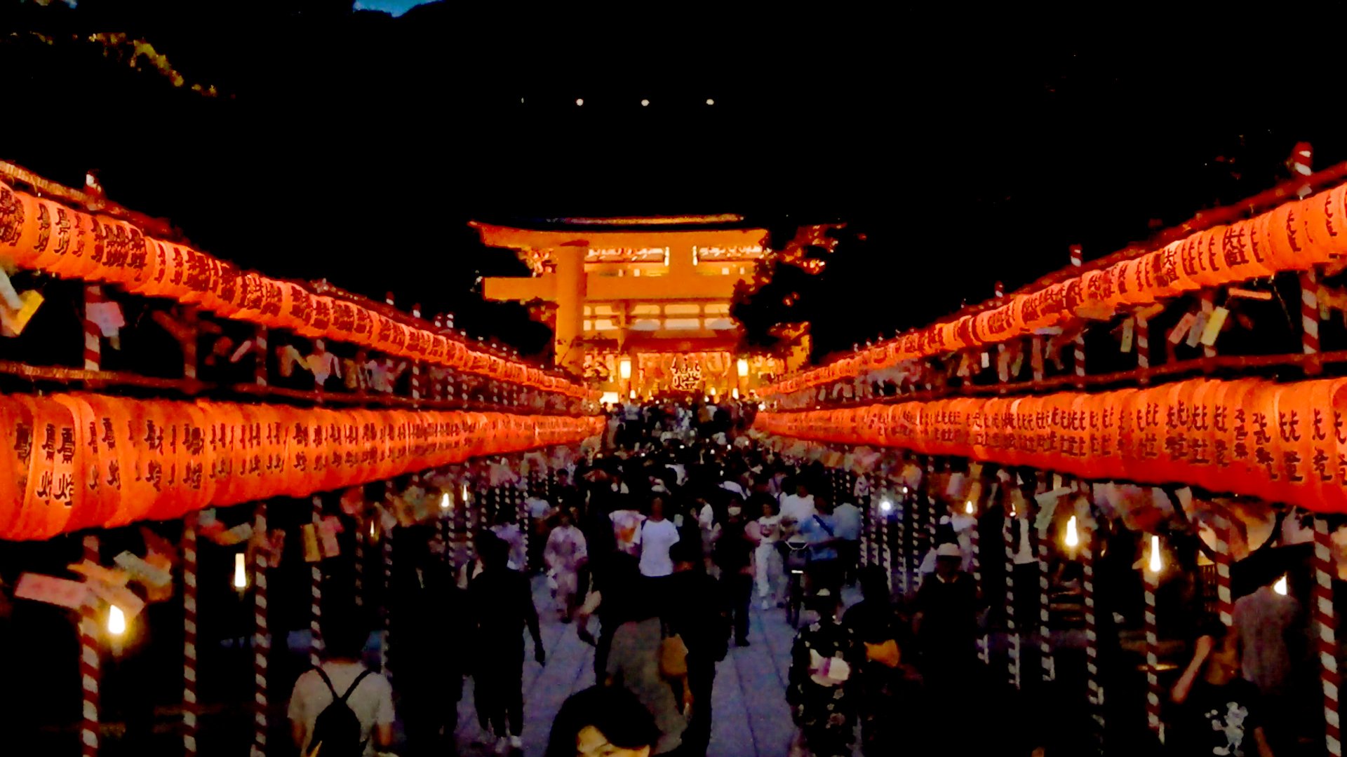Fushimi inari taisha in kyoto is in a fantastic mood. thousands of ...