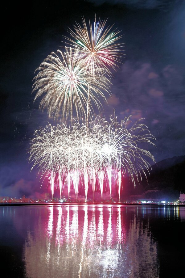 Kyoto's maizuru "chatta fireworks festival" attracts citizens with ...