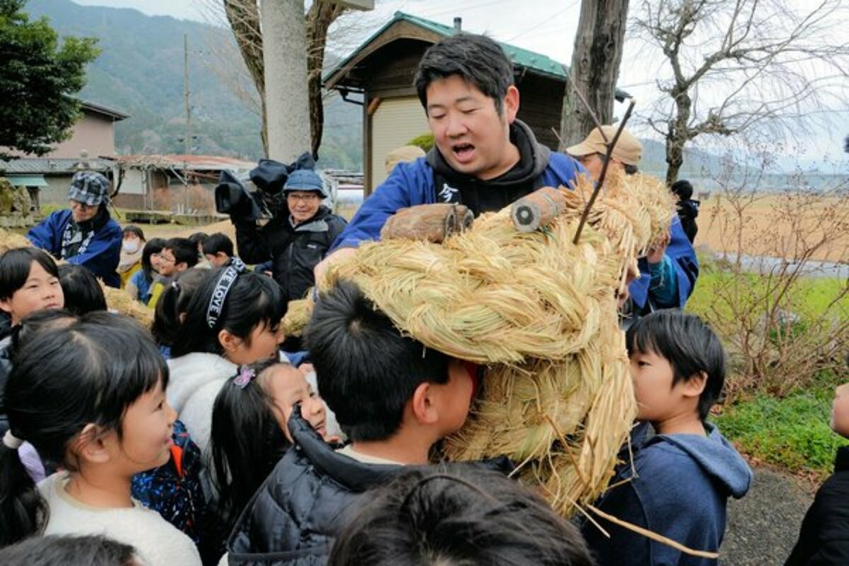The giant straw snake is slithering. traditional event "jazuna" held in ...