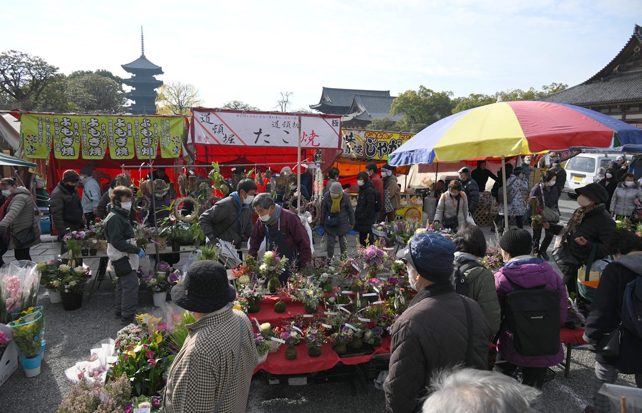 The last kobo market of the year at toji temple｜overview｜The Kyoto ...