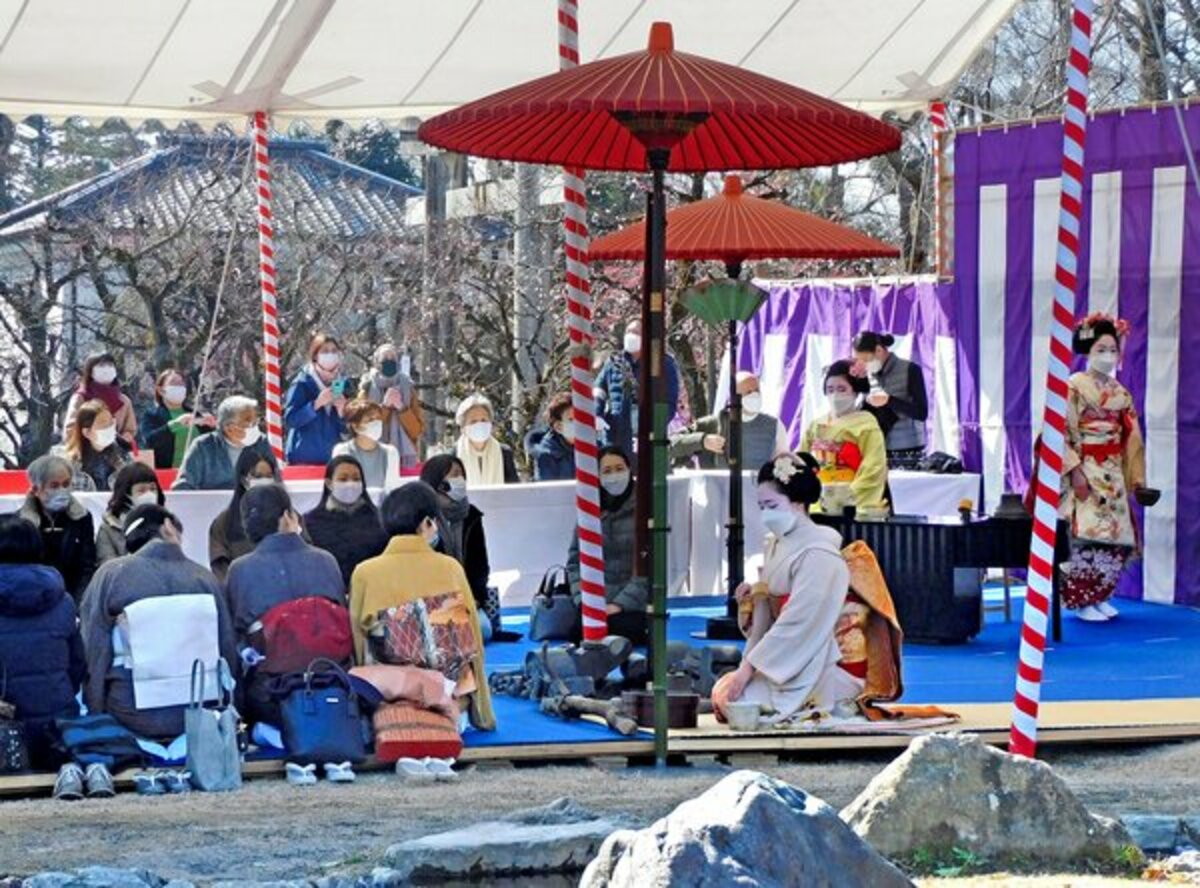 The "great tea ceremony" held by toyotomi hideyoshi at kitano tenmangu ...